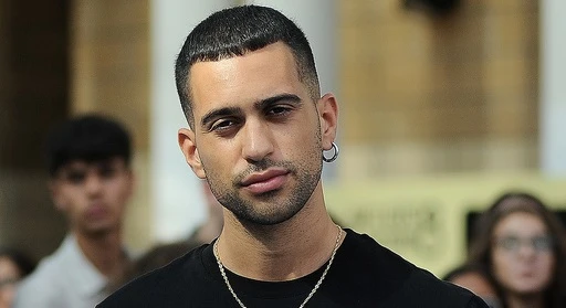 Mahmood, tuffo di testa sugli scogli in Sardegna: a un passo dal dramma ...