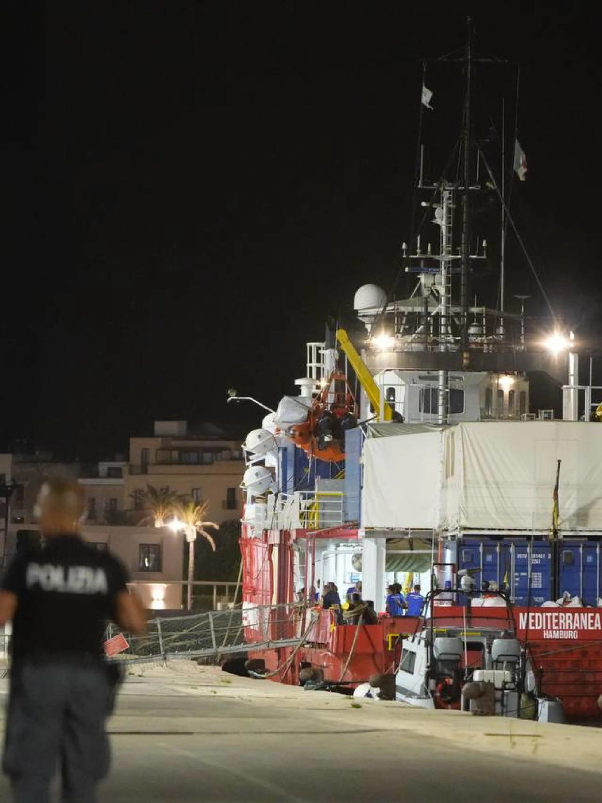 Mediterranea, gli estremi rimedi del Viminale: stangata la Ong | Libero ...